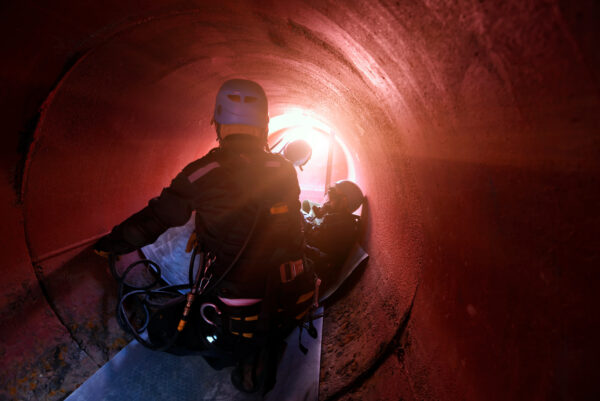 How to Safely Work in Confined Spaces: Key OSHA Standards and Best ...