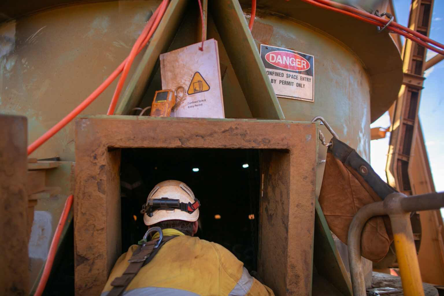 How to Safely Work in Confined Spaces: Key OSHA Standards and Best ...