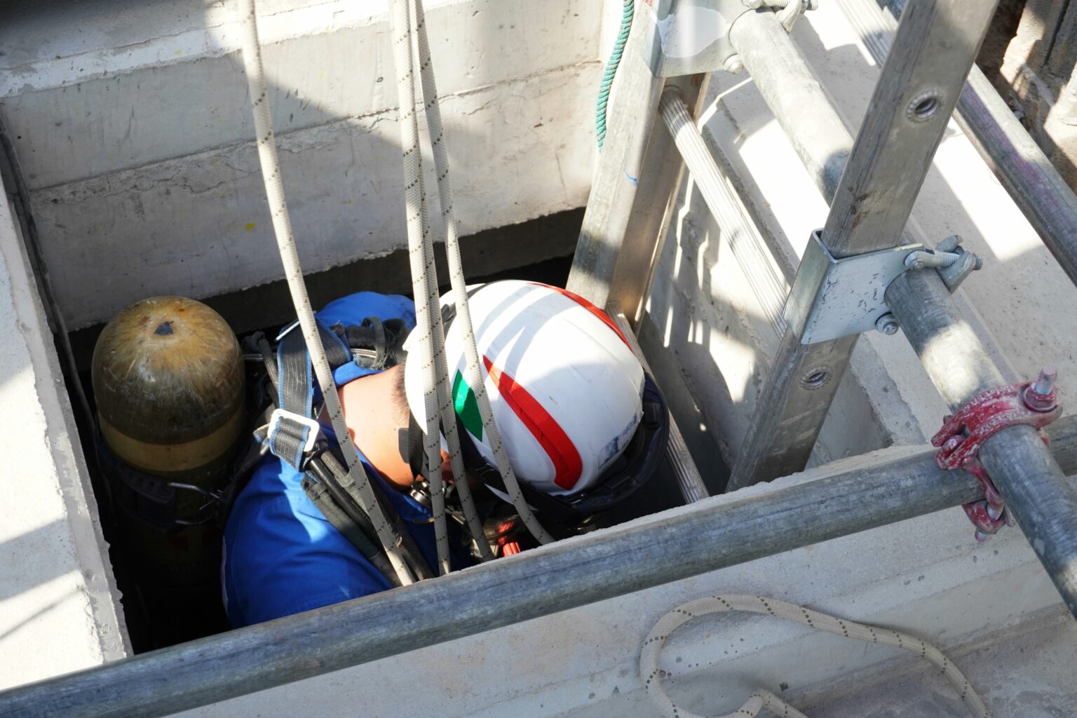 How to Safely Work in Confined Spaces: Key OSHA Standards and Best ...